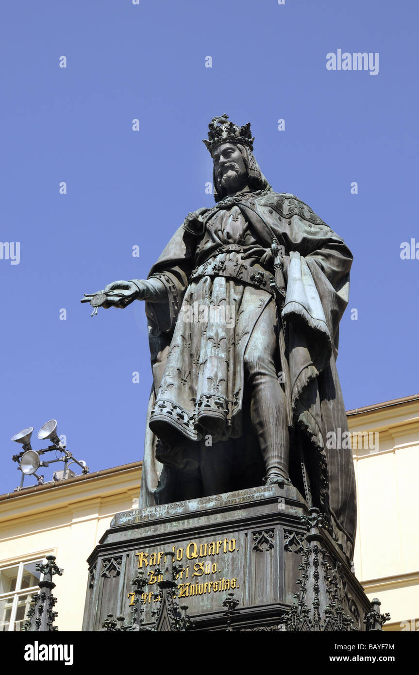 La statue du roi Charles IV sur le pont Charles à Prague, capitale de ...