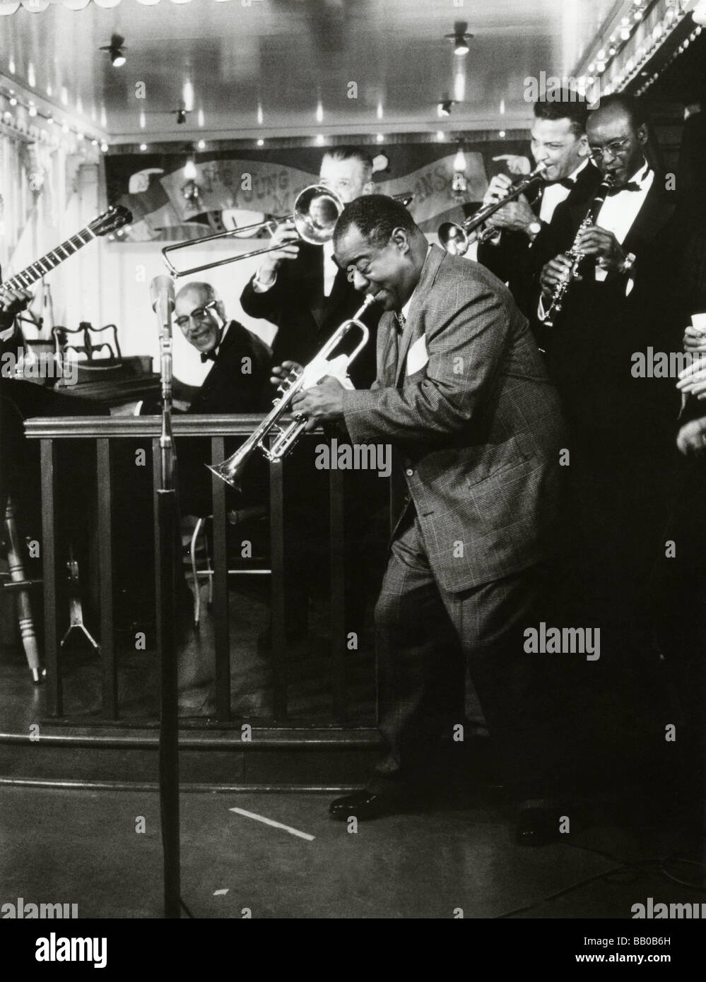 Louis armstrong with trumpet Banque de photographies et d’images à ...