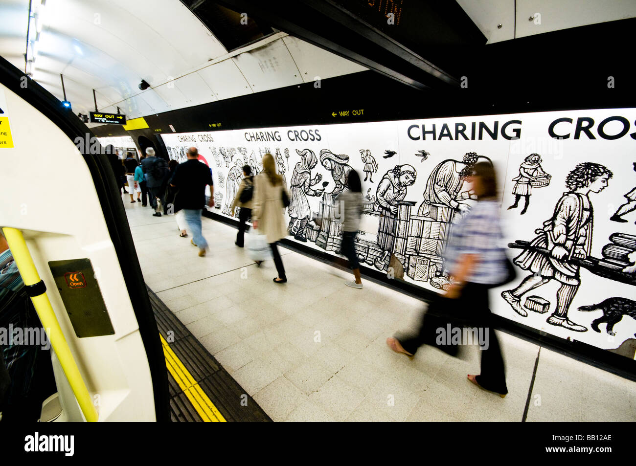 Passagers arrivant en gare de charing cross Banque de photographies et ...