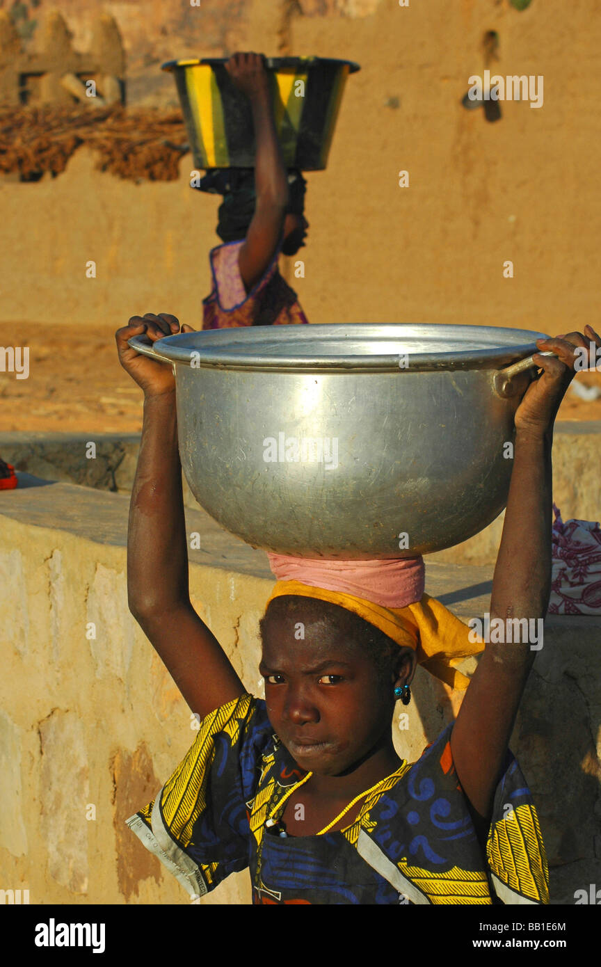 Le Mali, Pays Dogon. Portrait d'une jeune fille portant un bassin de ...