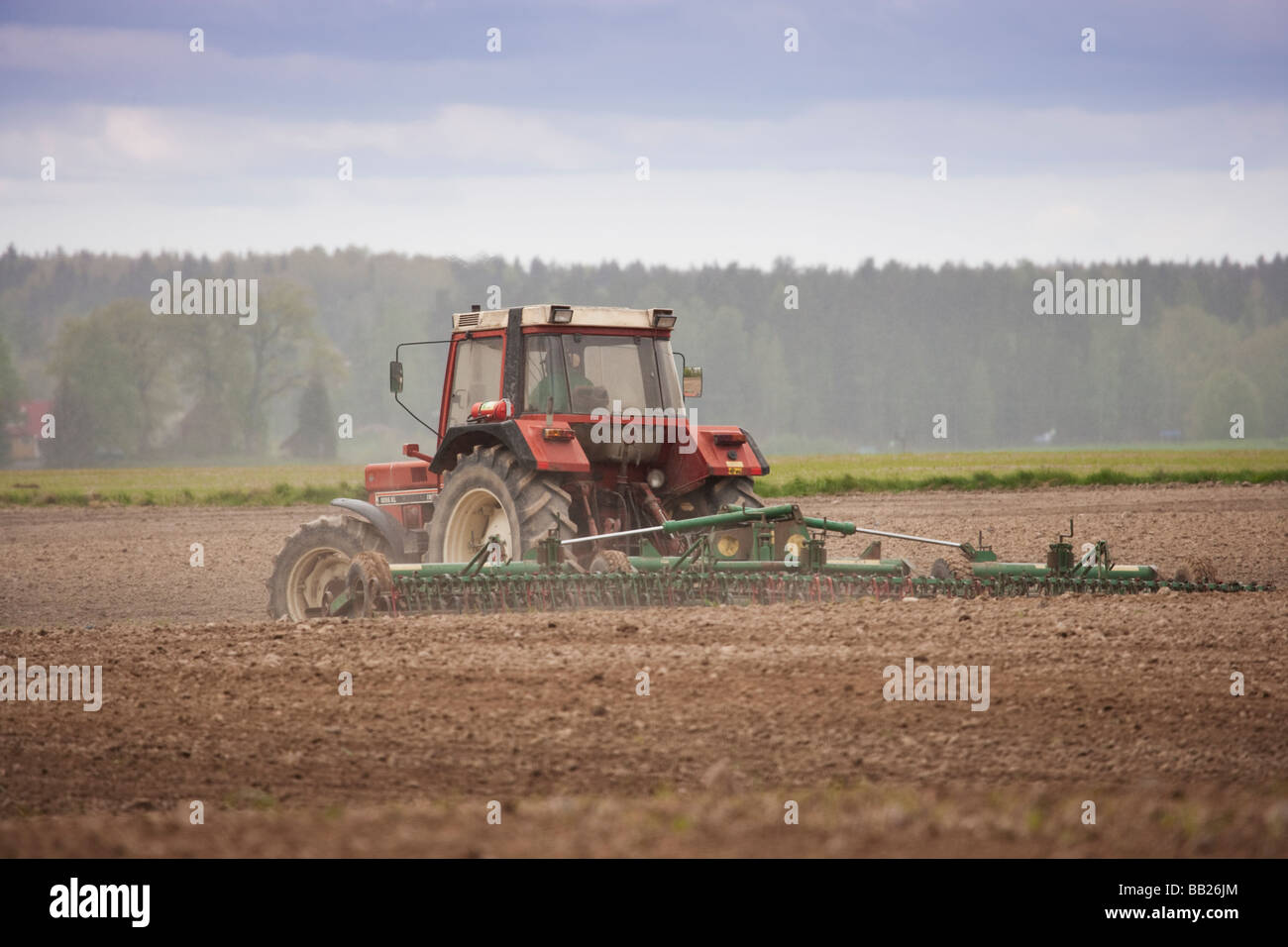 Tracteurs labourant le terrain Banque de photographies et d’images à ...
