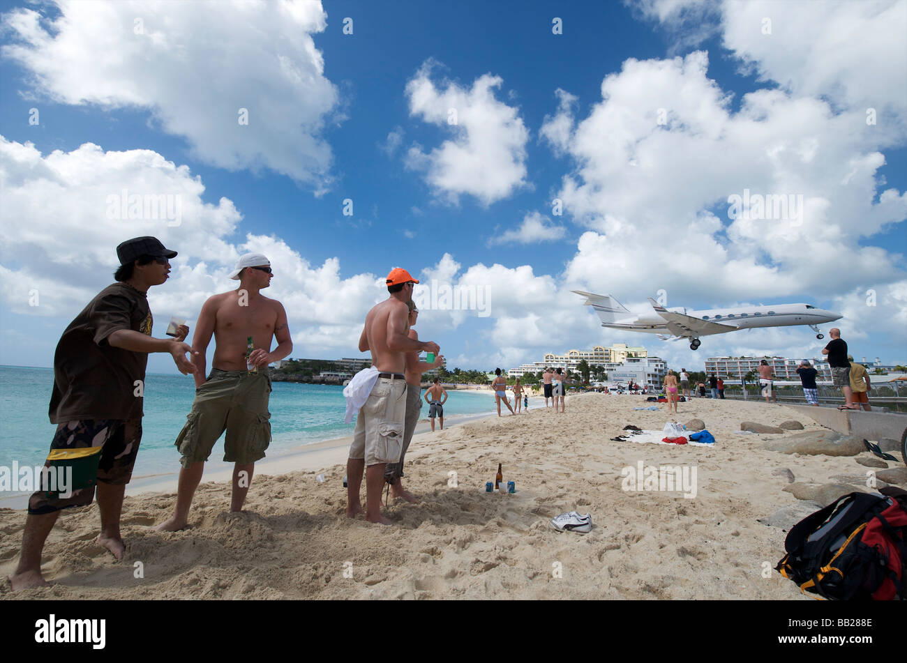 Avion volant bas au dessus de la plage Banque de photographies et d ...