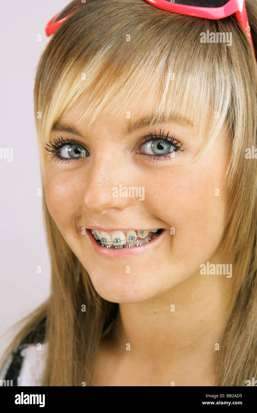 Un Jeune De 15 Ans Teen Girl Wearing Accolades Photo Stock Alamy