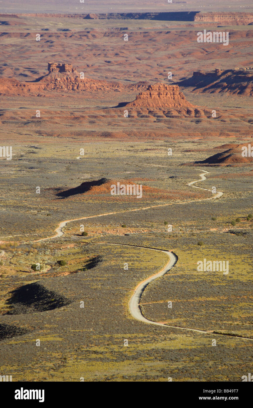 Un chemin serpente à travers des paysages du désert vers la Vallée des ...