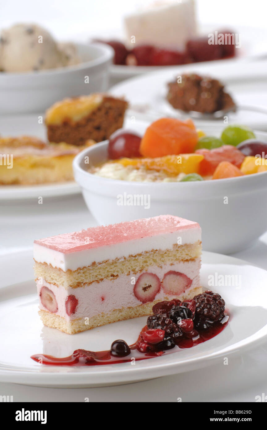 Buffet de desserts avec ice cream fruit gateau Photo Stock - Alamy