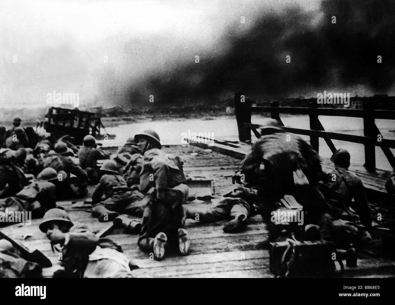 Chine, deuxième guerre sino-japonaise, soldats japonais sur pont ... Chine, deuxième guerre sino-japonaise, soldats japonais sur pont ...