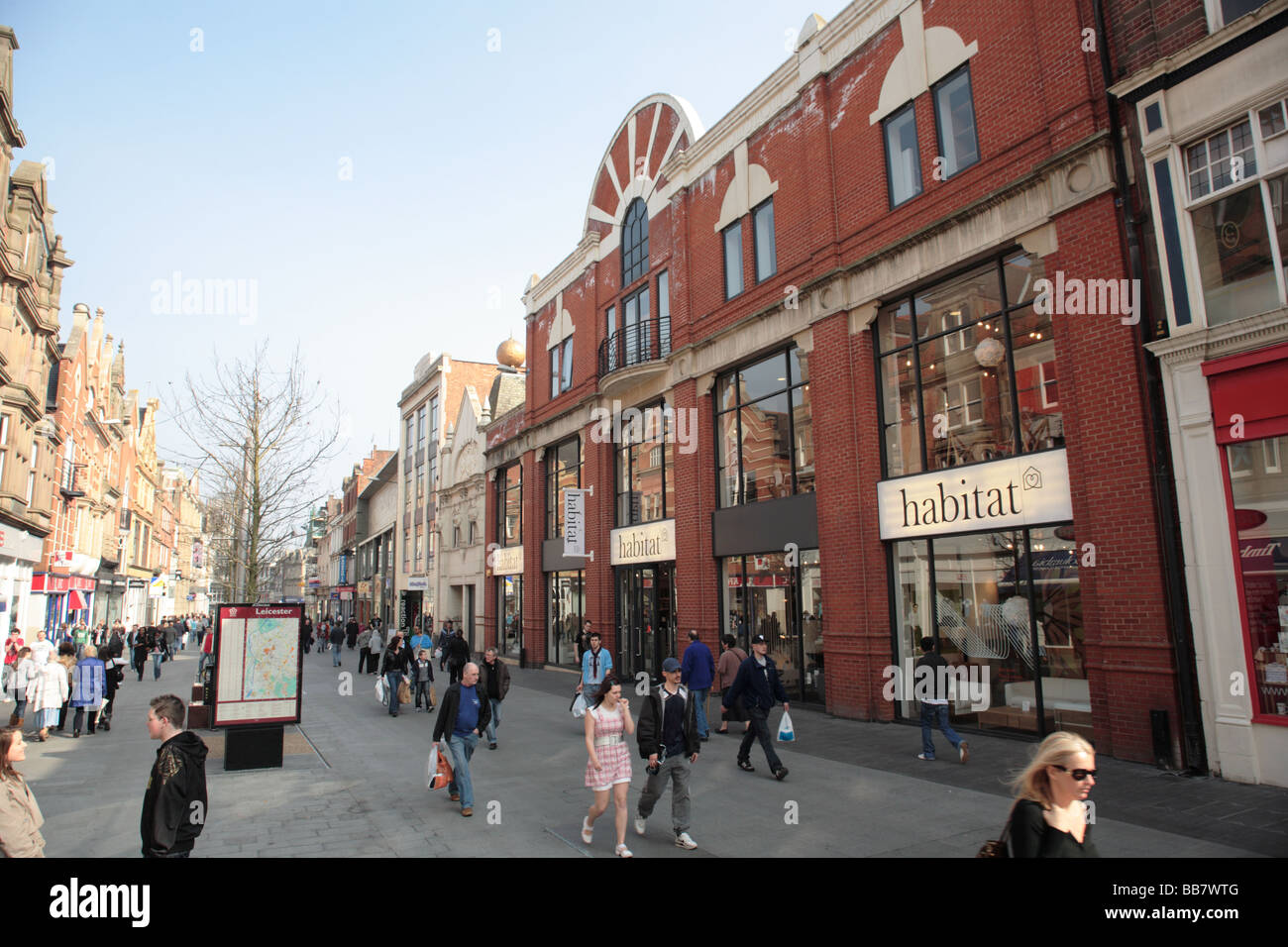 Shopping on high street Banque de photographies et d’images à haute ...