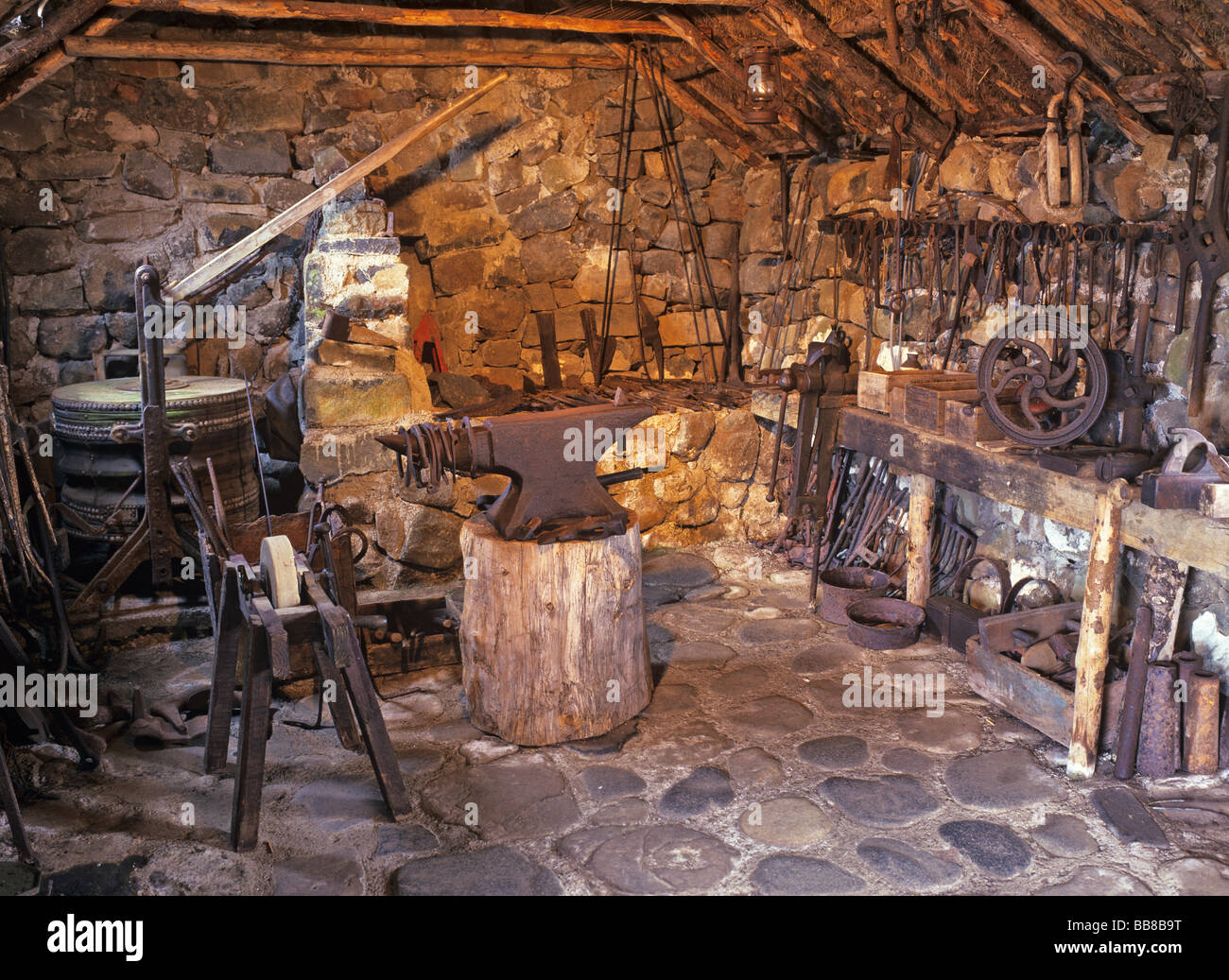 Intérieur d'un ancien atelier de forgeron, Musée Skye Cottage, Écosse ...