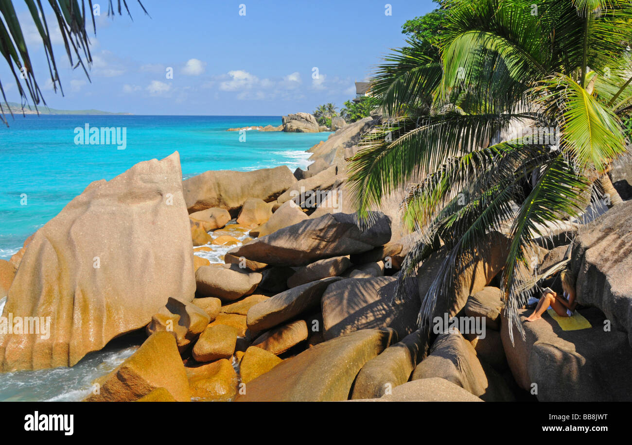 Femme sur un rocher dans la mer Banque de photographies et d’images à ...