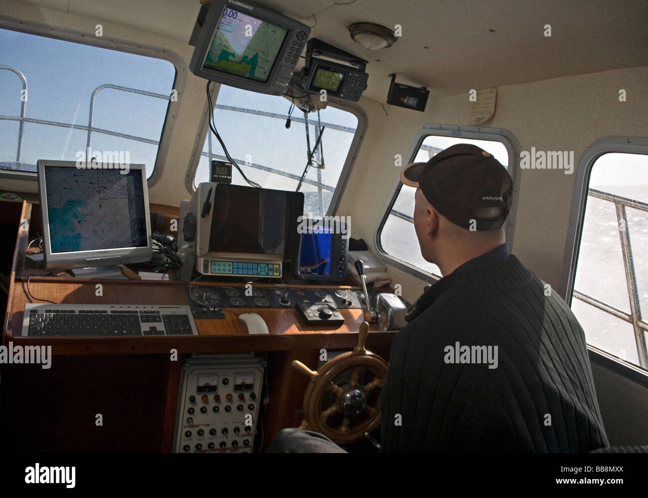 Timonier sur commande bridge avec instruments de navigation mer de ...