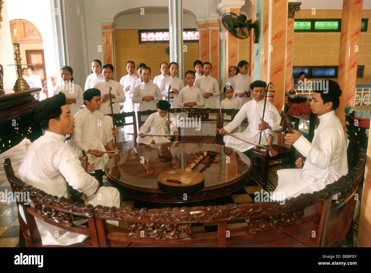 Musiciens et chanteurs cao dai Banque de photographies et d’images à ...