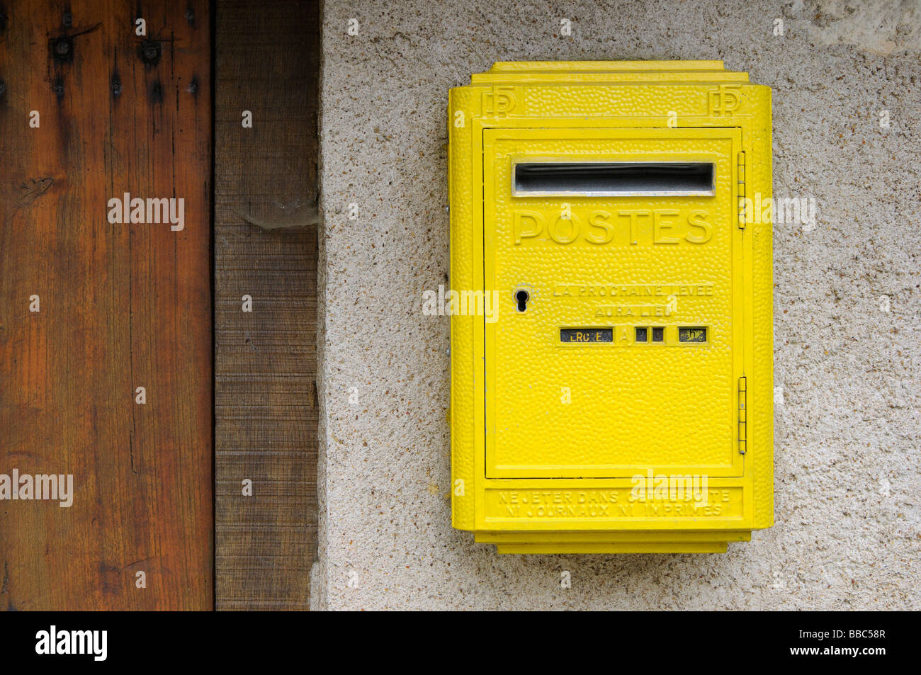 Boite aux lettres jaune francaise Banque de photographies et d’images à ...