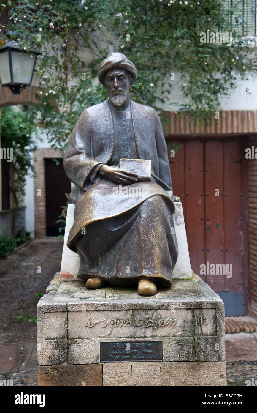 Statue de moïse maimonides ou rambam dans le quartier juif Banque de ...