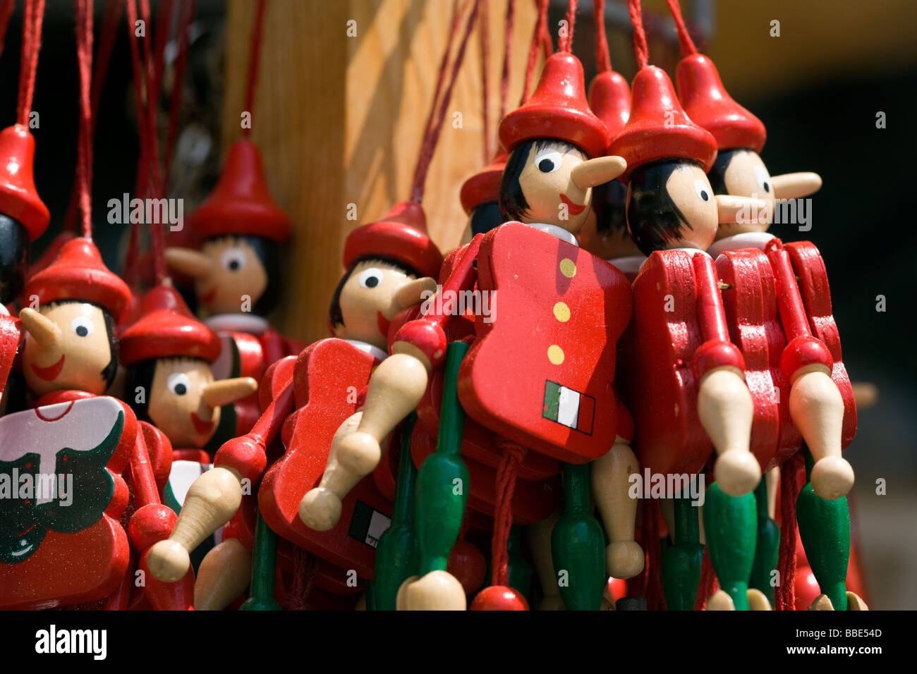 Pinocchio en bois marionnettes en stand de marché, Collodi, Toscane ...