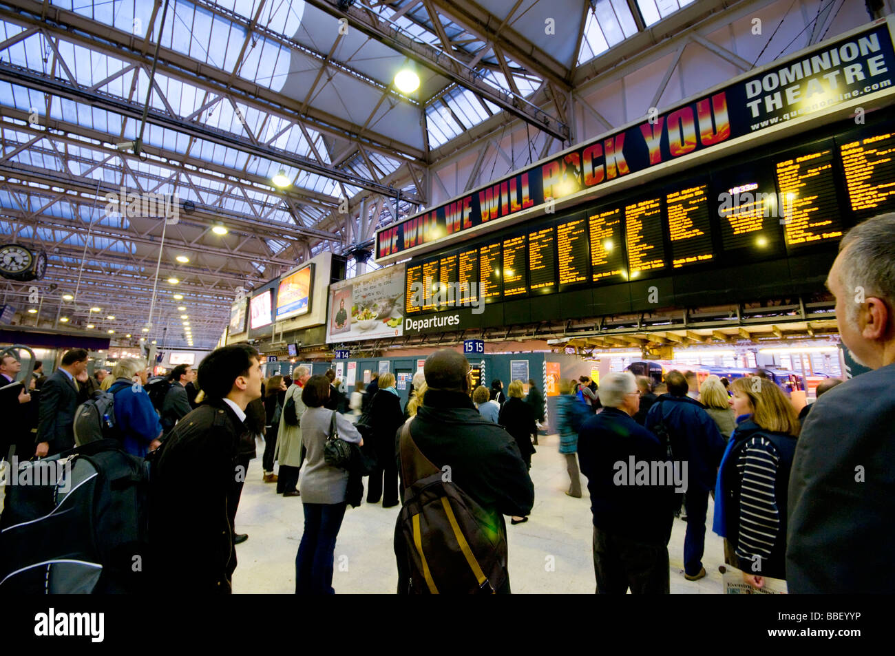 Les navetteurs attendent la gare de waterloo Banque de photographies et ...