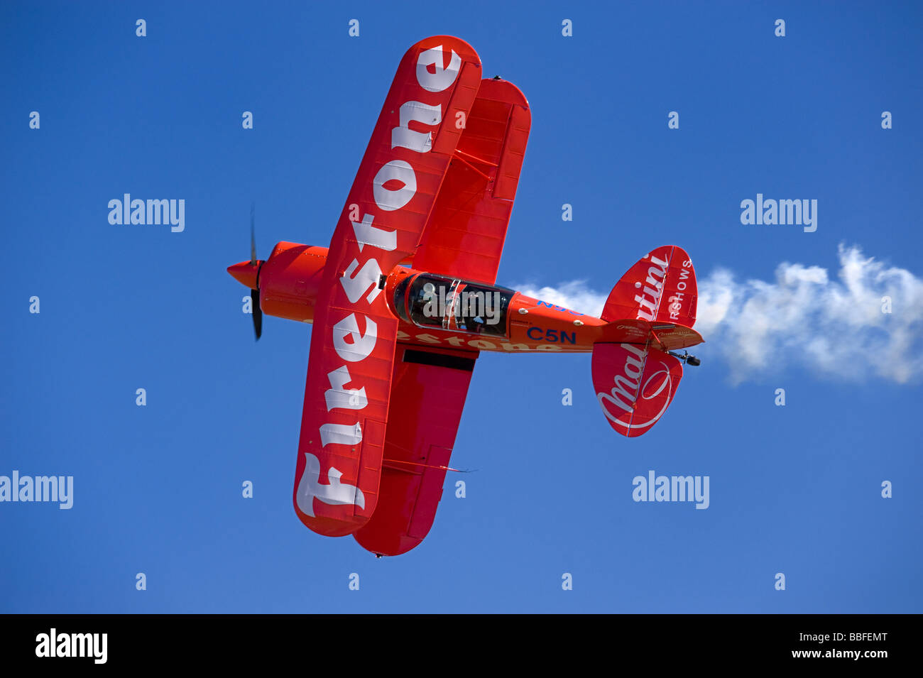 Avion biplan retro rouge Banque de photographies et d’images à haute ...