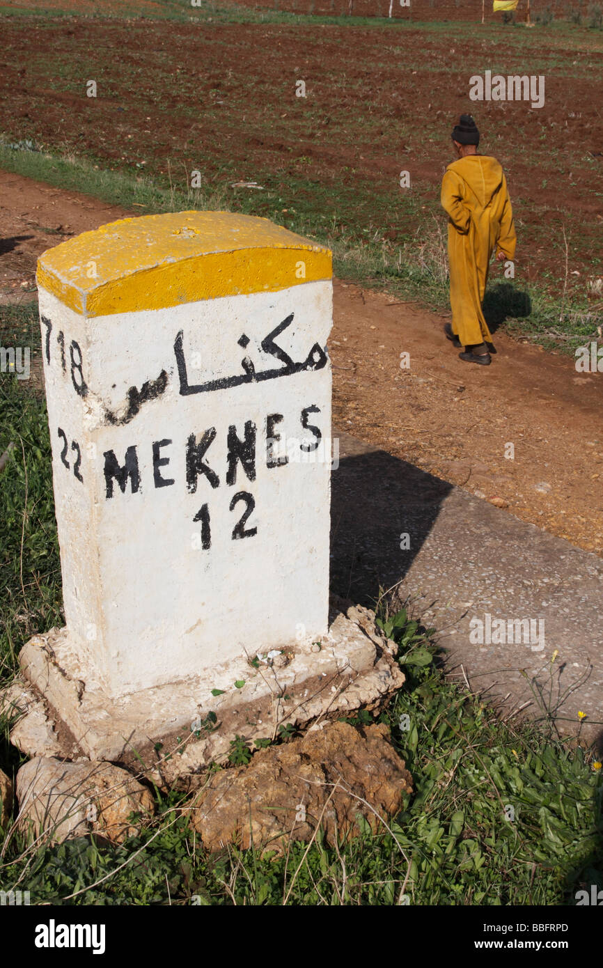 Afrique, Afrique du Nord, Maroc, Meknes, Distance signe sur le bas-côté ...