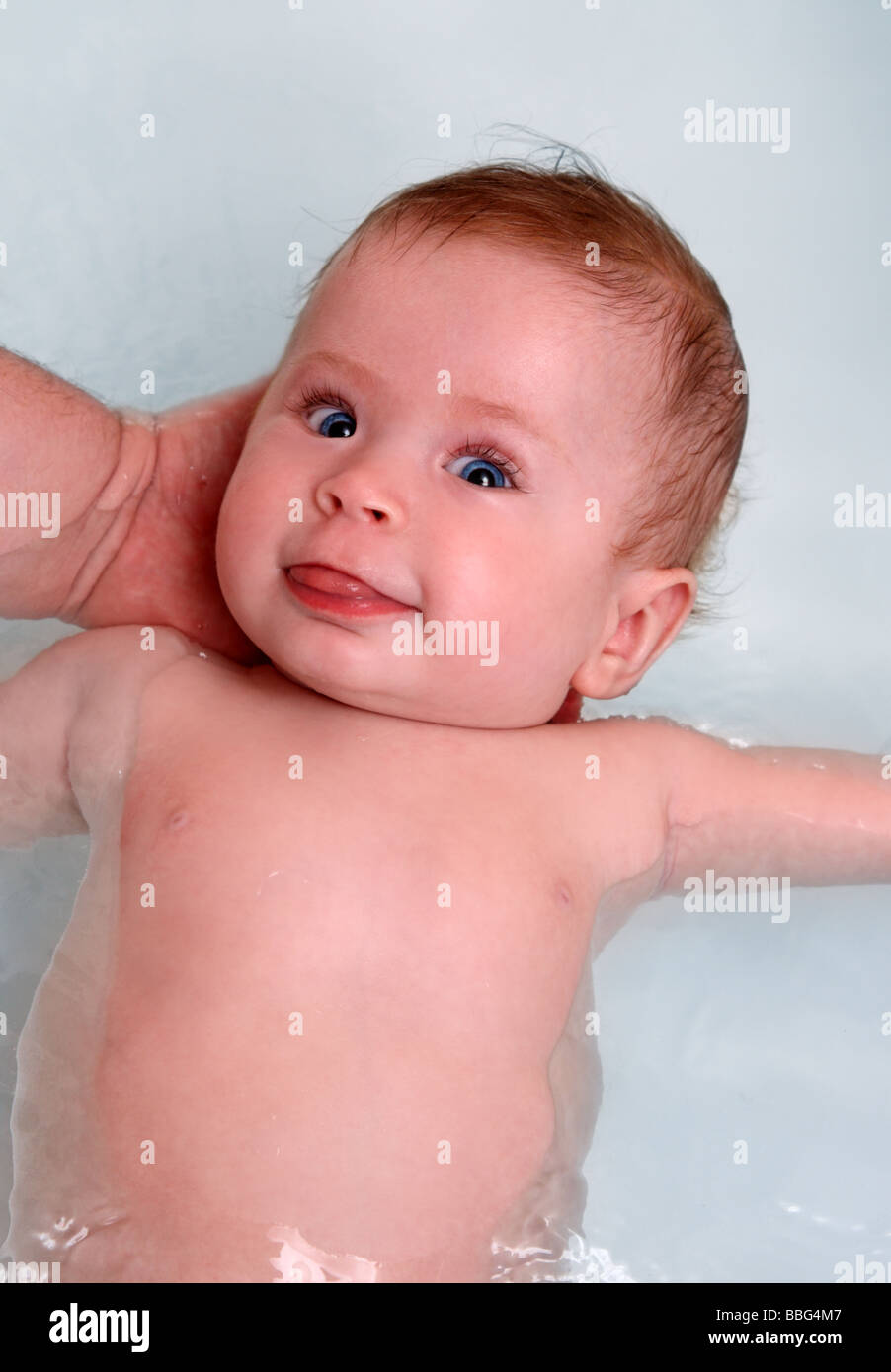 Fille Montrant La Langue Banque d'image et photos - Alamy