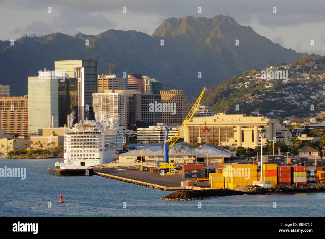 Ville d'Honolulu et le port comme vu de bateau de croisière au départ ...