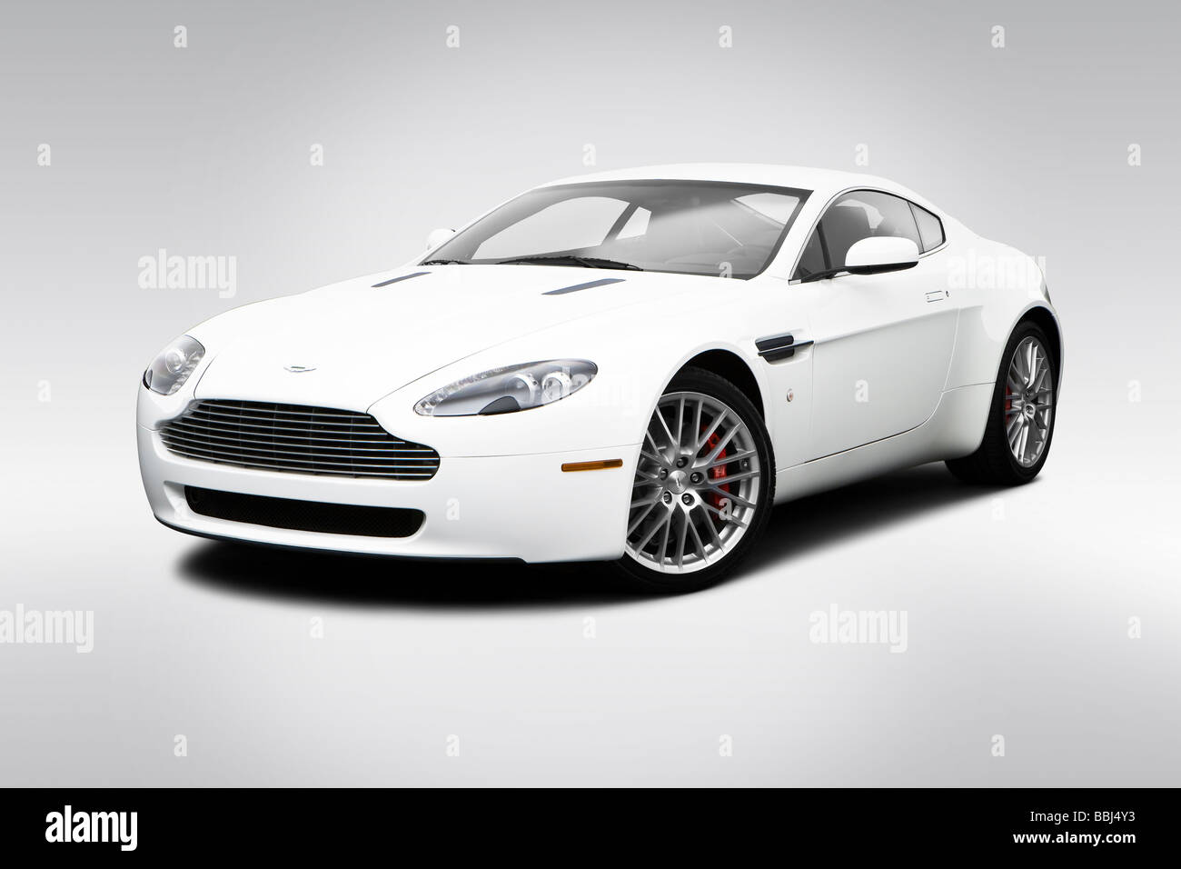 Aston martin vantage v8 blanche Banque de photographies et d’images à ...