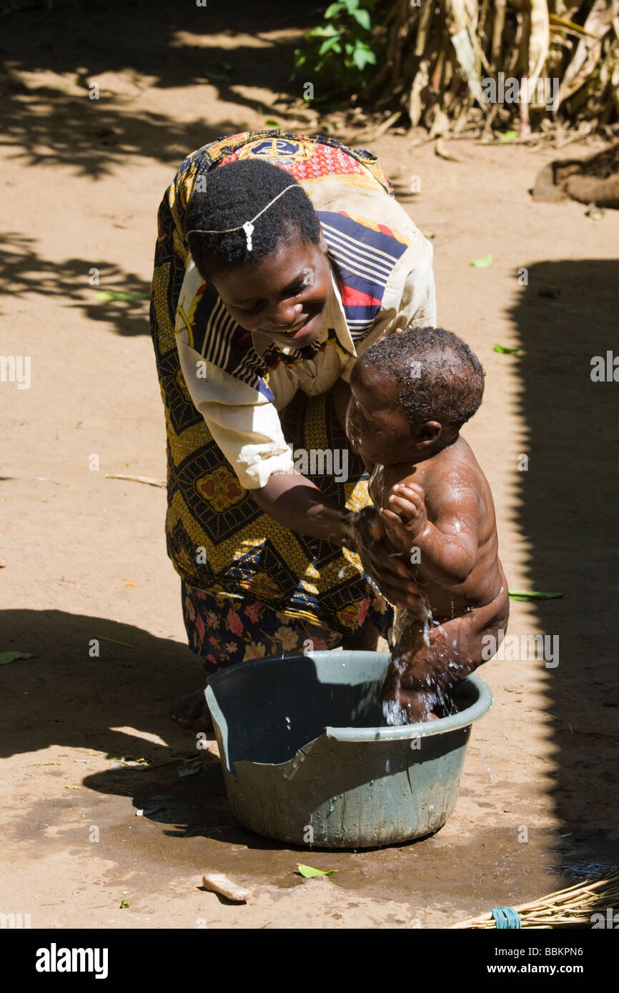 Se Laver En Afrique Banque d'image et photos - Alamy