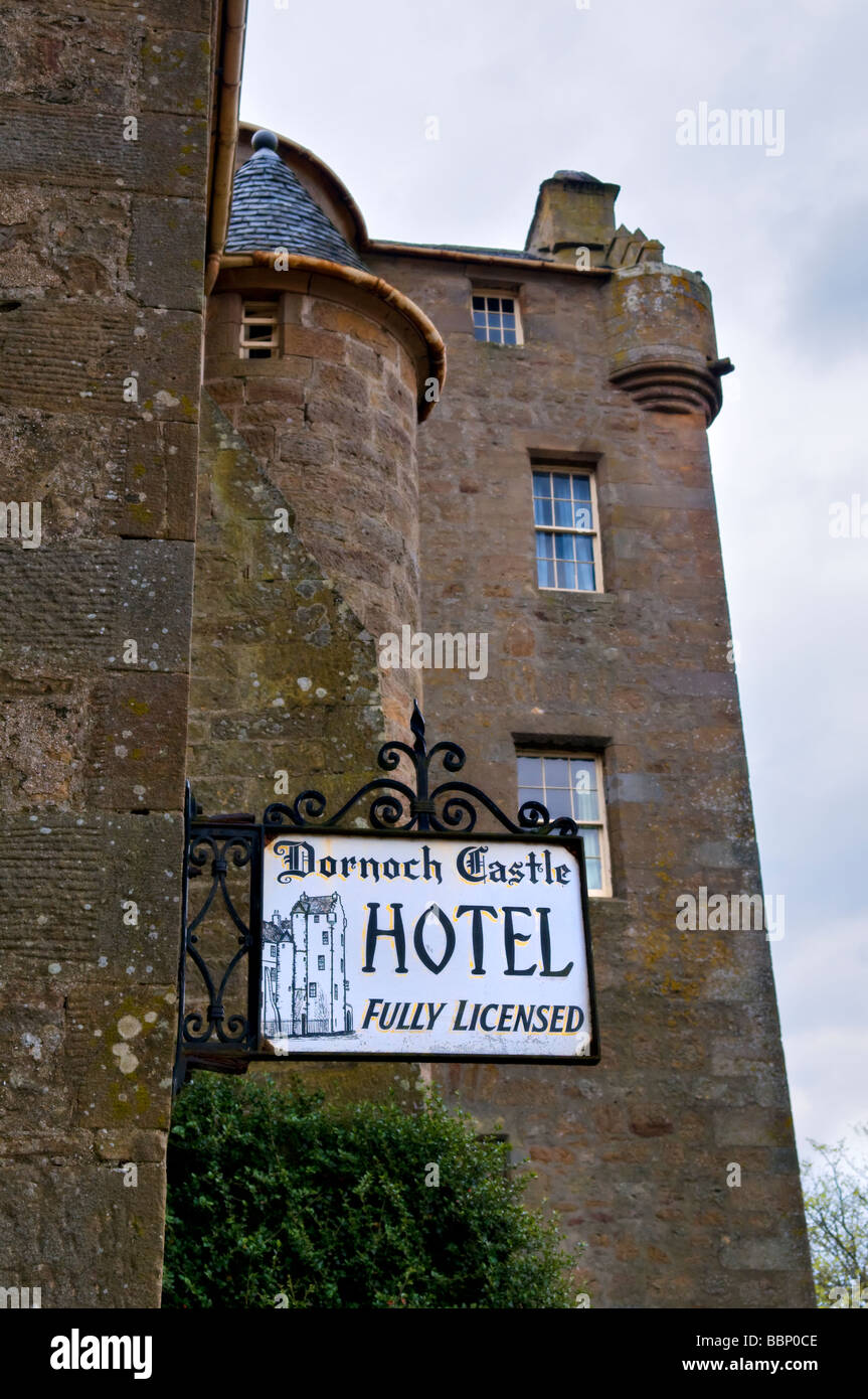 Close up of old fashioned sign post fer forgé du Dornoch Castle Hotel ...