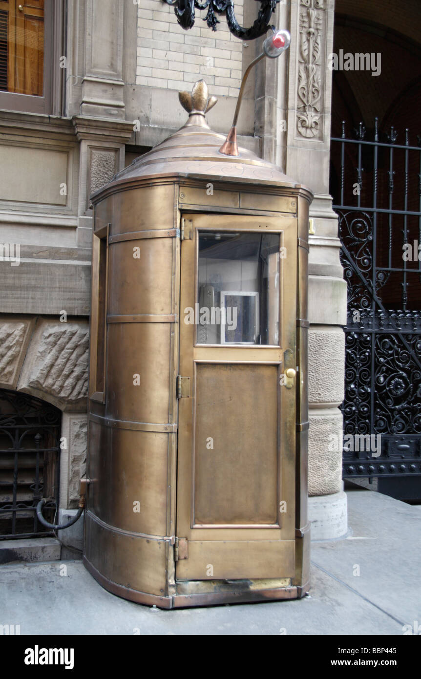 L'armoire du portier à l'extérieur de l'entrée principale de la Dakota ...