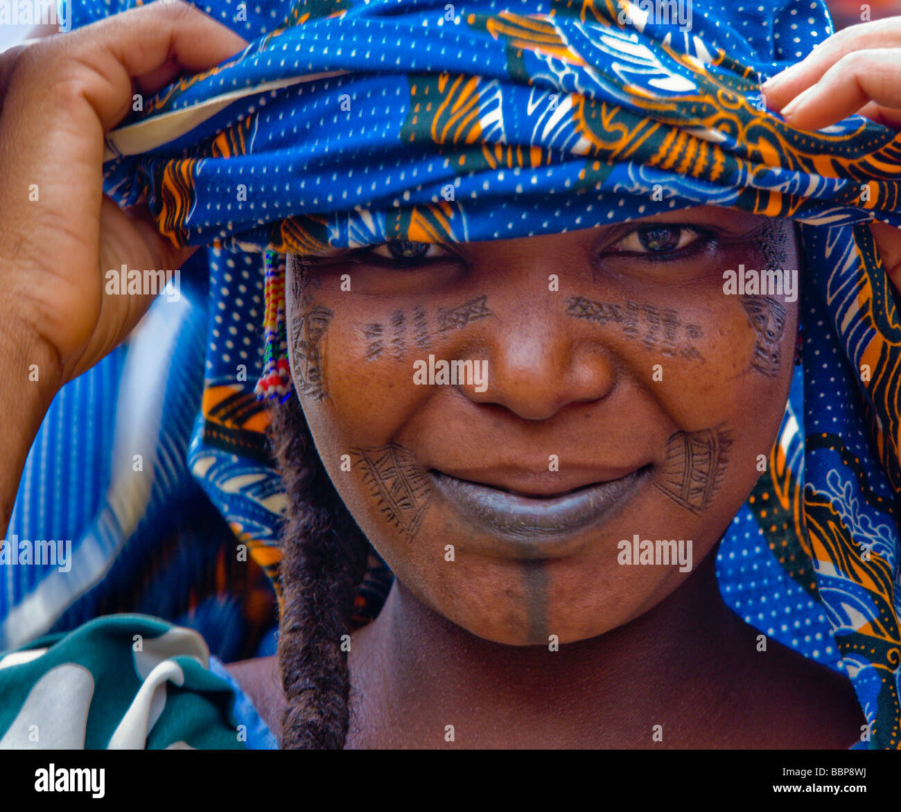Niger fulani girl with facial tattoos Banque de photographies et d ...