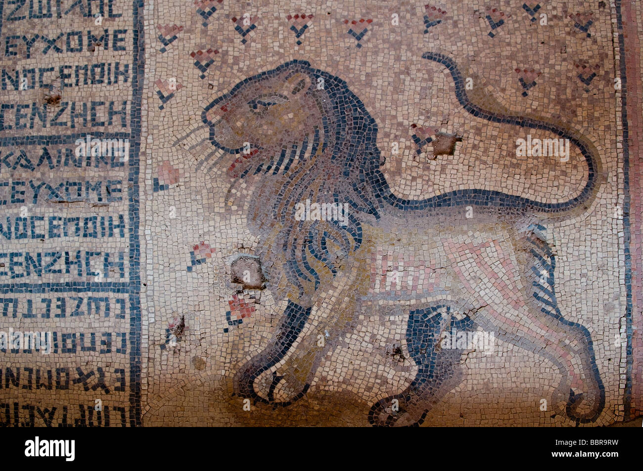 Ancienne inscription grecque et un lion sur le sol de la mosaïque ...