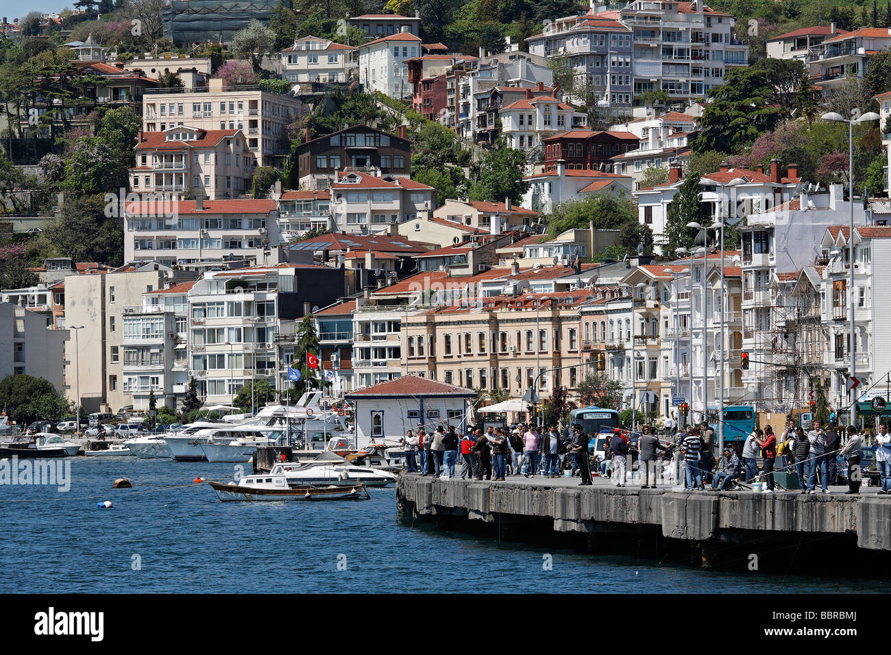Suburb Bebek avec villas du Bosphore, beaucoup de pêcheurs sur la ...