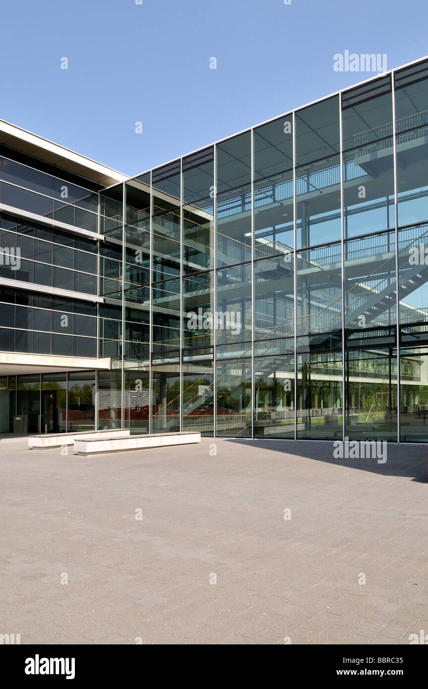 Batiment scolaire moderne Banque de photographies et d’images à haute ...