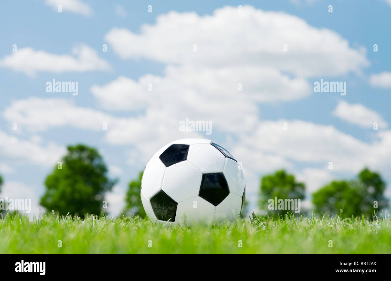 Ballon de foot sur terrain de foot Banque de photographies et d’images ...