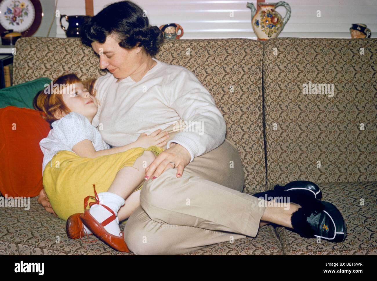 Mère Et Enfant Des Années 1950 Banque De Photographies Et Dimages à
