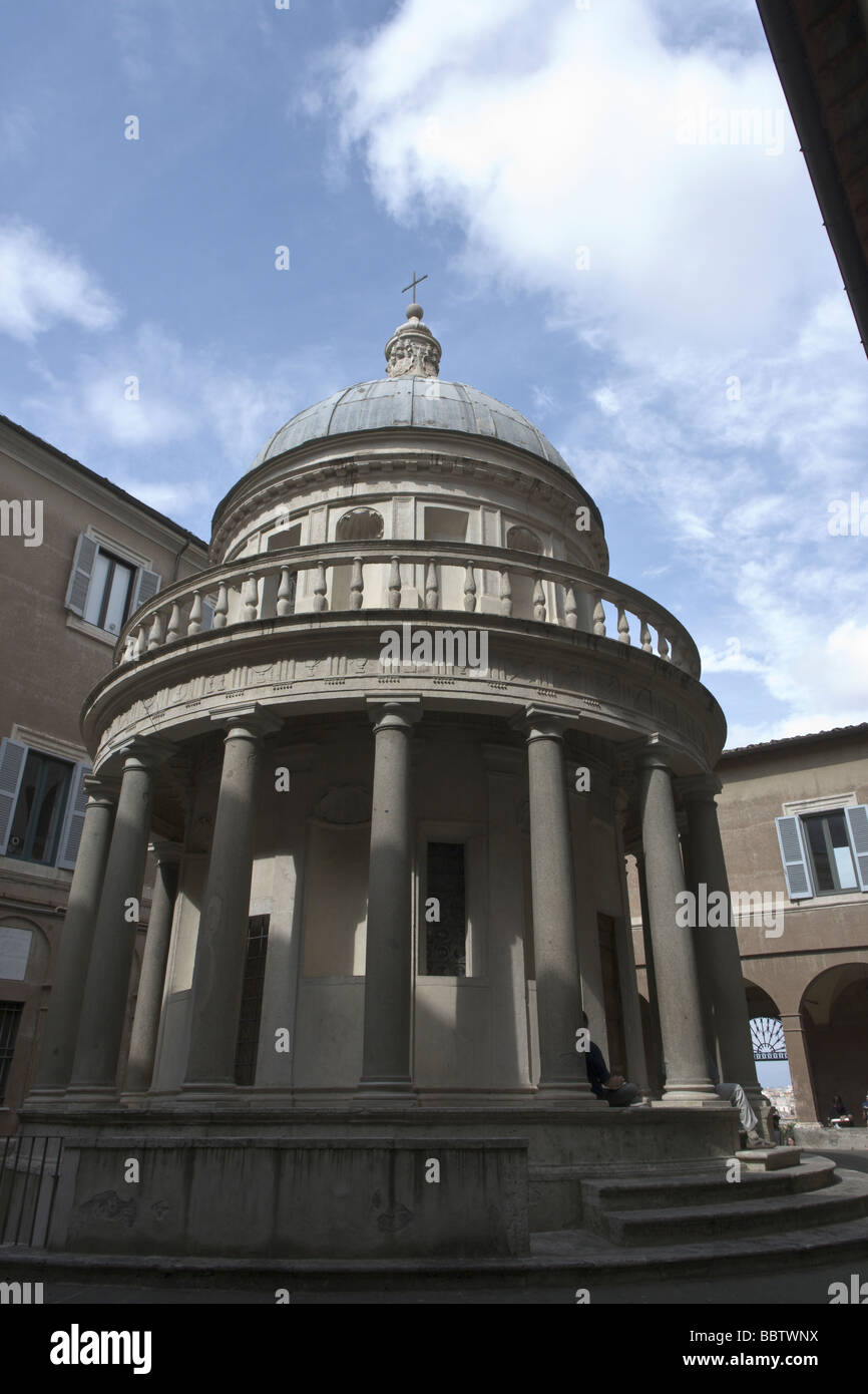 Rome, Italie. Le Tempietto del Bramante dans le cloître de l'église San ...