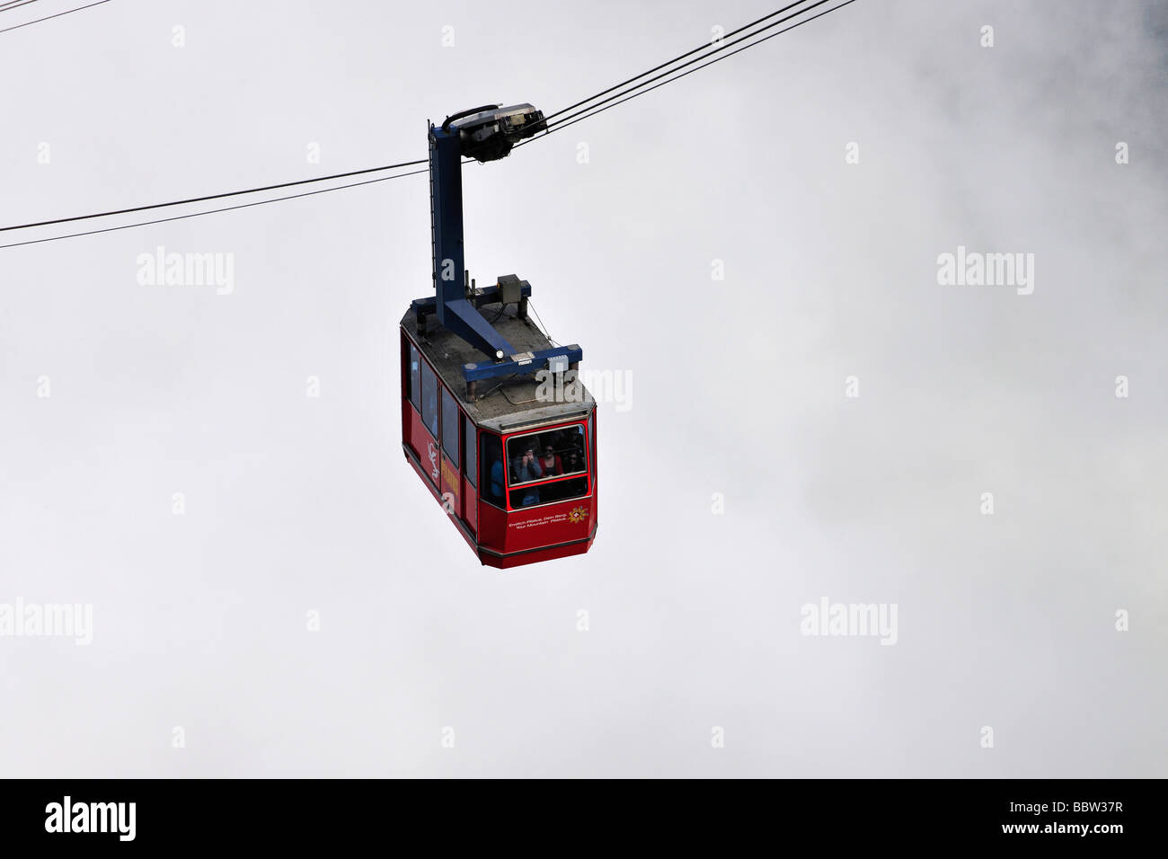 Téléphérique télécabine au Mont Pilatus sortant d'une mer de brouillard ...