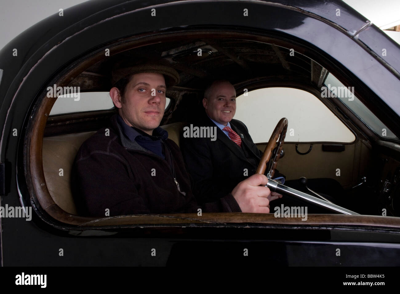 Classic car restorer Nick Benwell et Bonhams expert James Knight dans ...