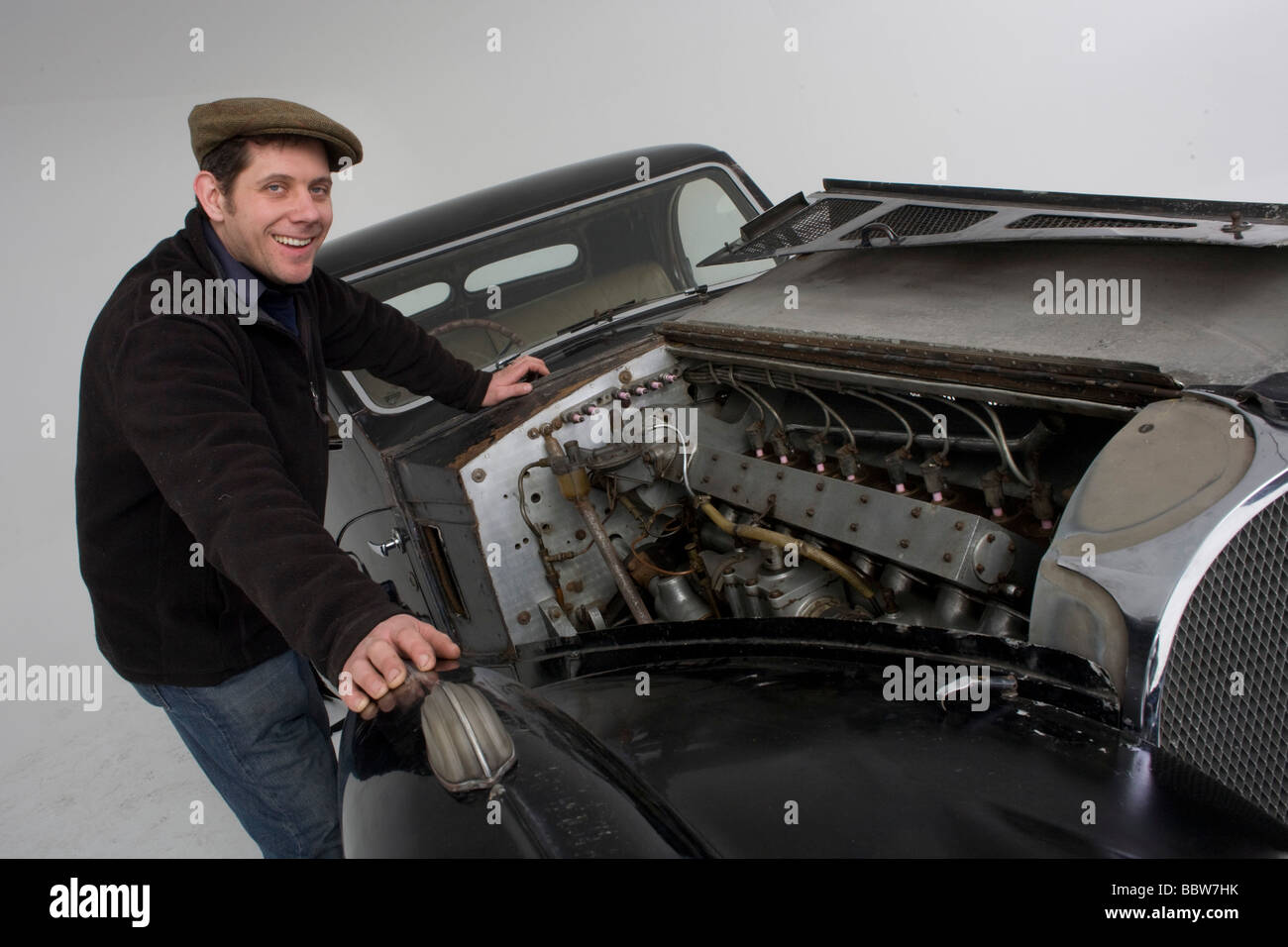 Classic car restorer Nick Benwell et ouvrir le capot d'un 1937 Bugatti ...