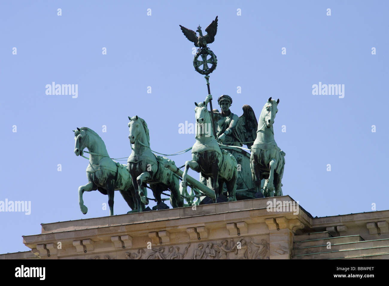 Le quadrige, un char tiré par quatre chevaux conduit par Victoria, la ...