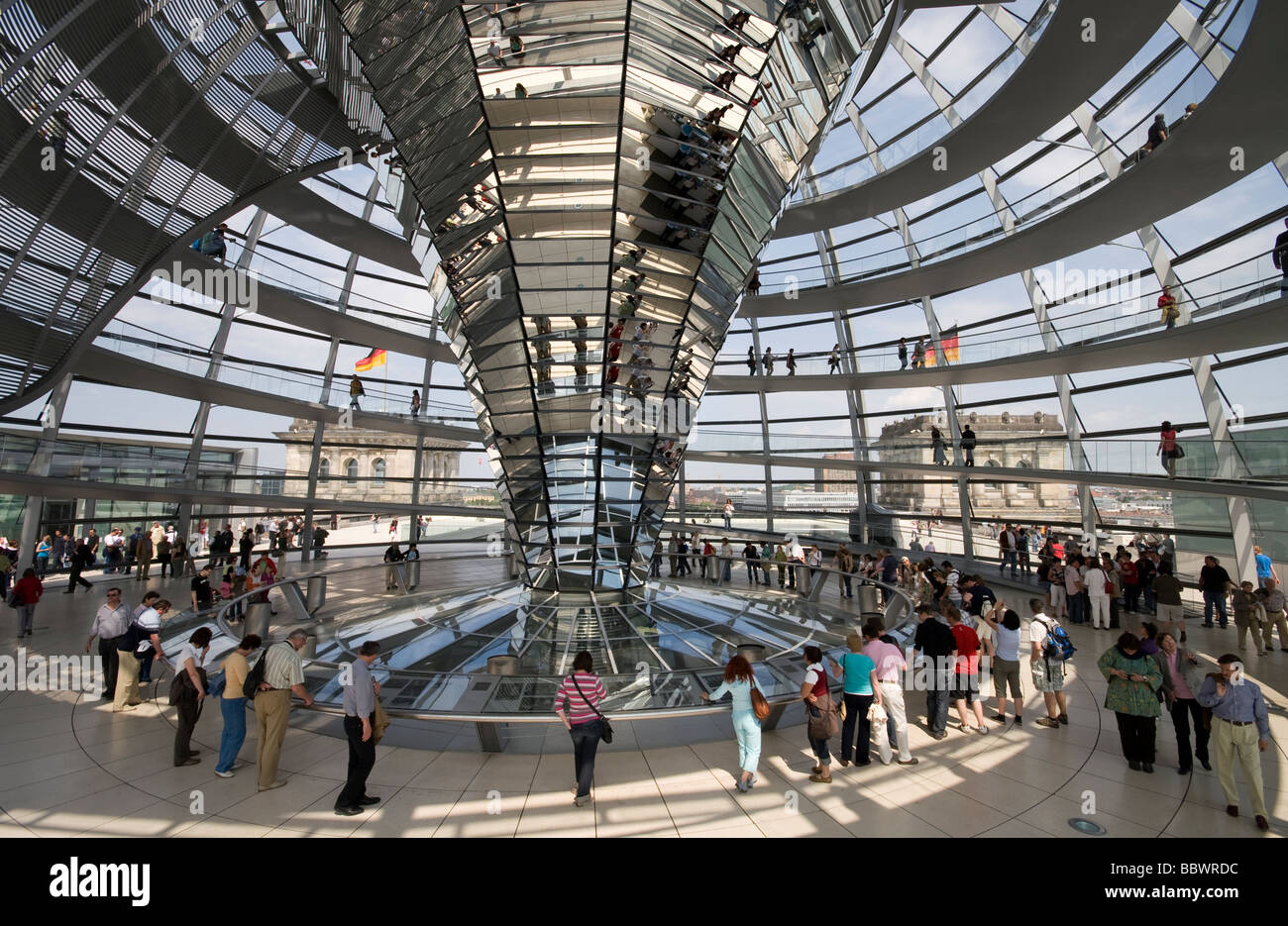 L'intérieur de la coupole dans le bâtiment du Reichstag à Berlin Photo ...