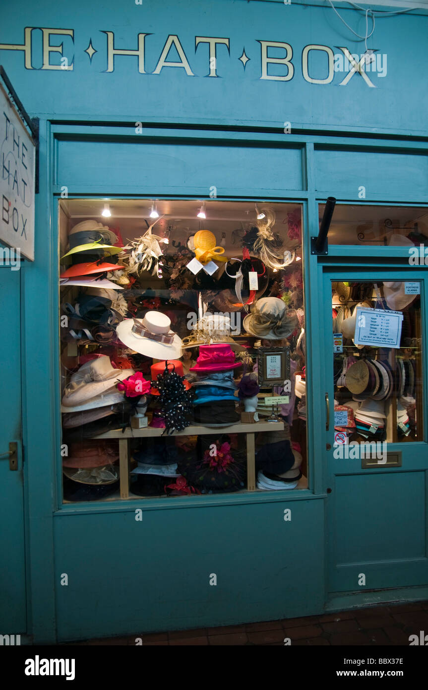 Hat boutique Banque de photographies et d’images à haute résolution - Alamy