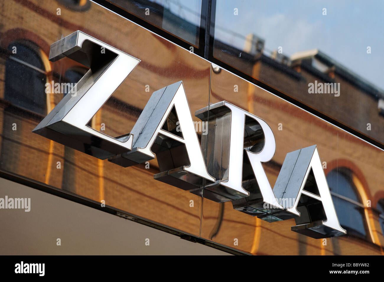 Zara sign Banque de photographies et d’images à haute résolution - Alamy