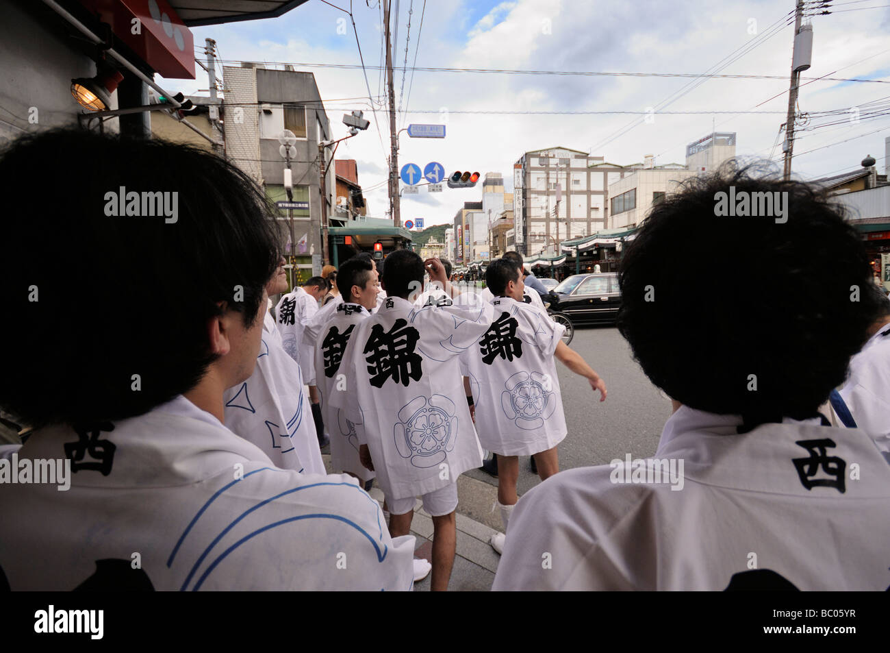 Les transporteurs mikoshi Sanctuaire Shinto Yasaka va pour démarrer la ...