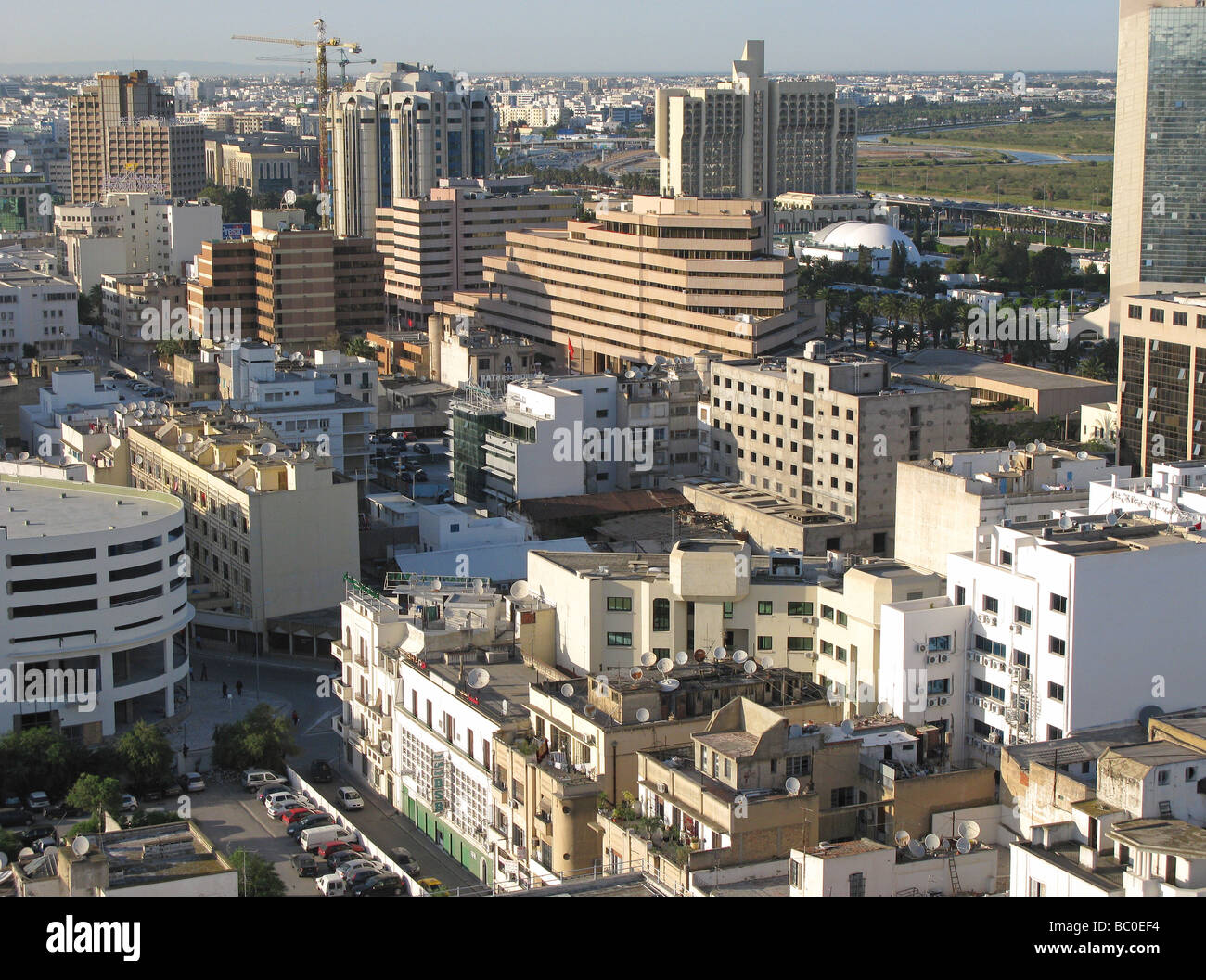 TUNIS, TUNISIE. Une vue sur le quartier central des affaires au centre ...