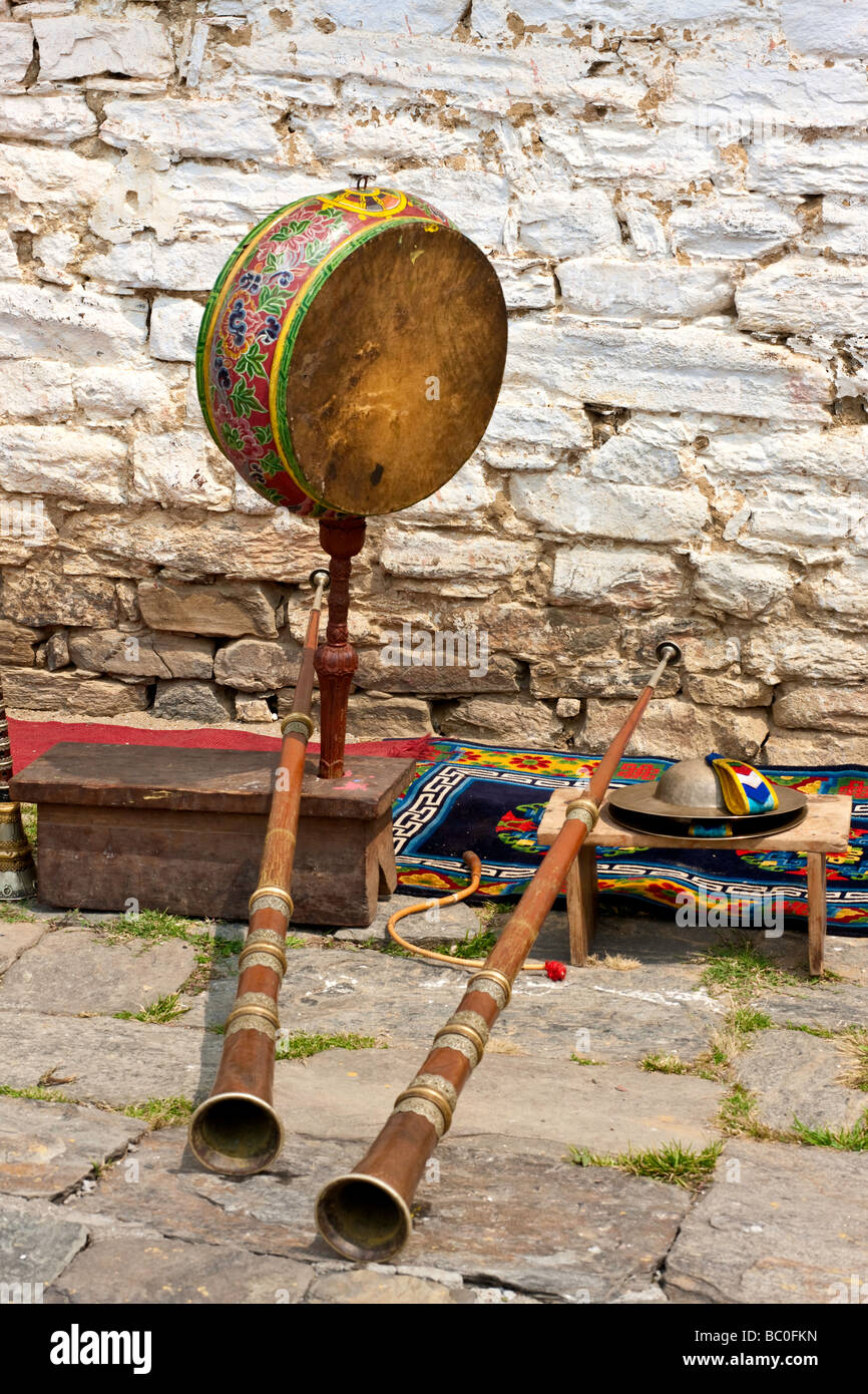 Tambour traditionnel et les cornes au temple au Bhoutan Photo Stock - Alamy