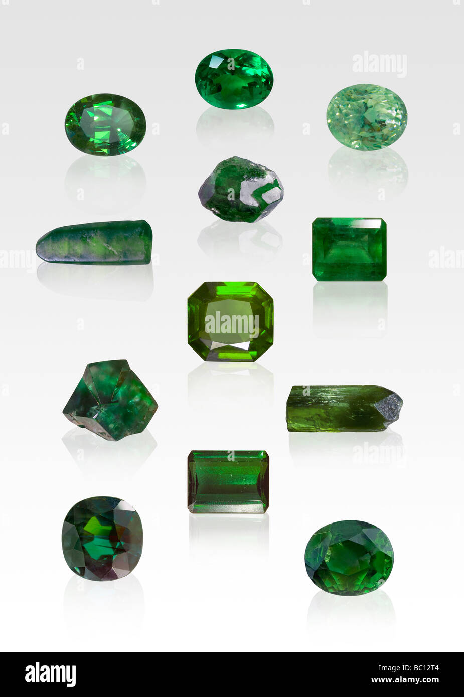 Pierre gemme verte et cristal des spécimens sur fond blanc Photo Stock ...