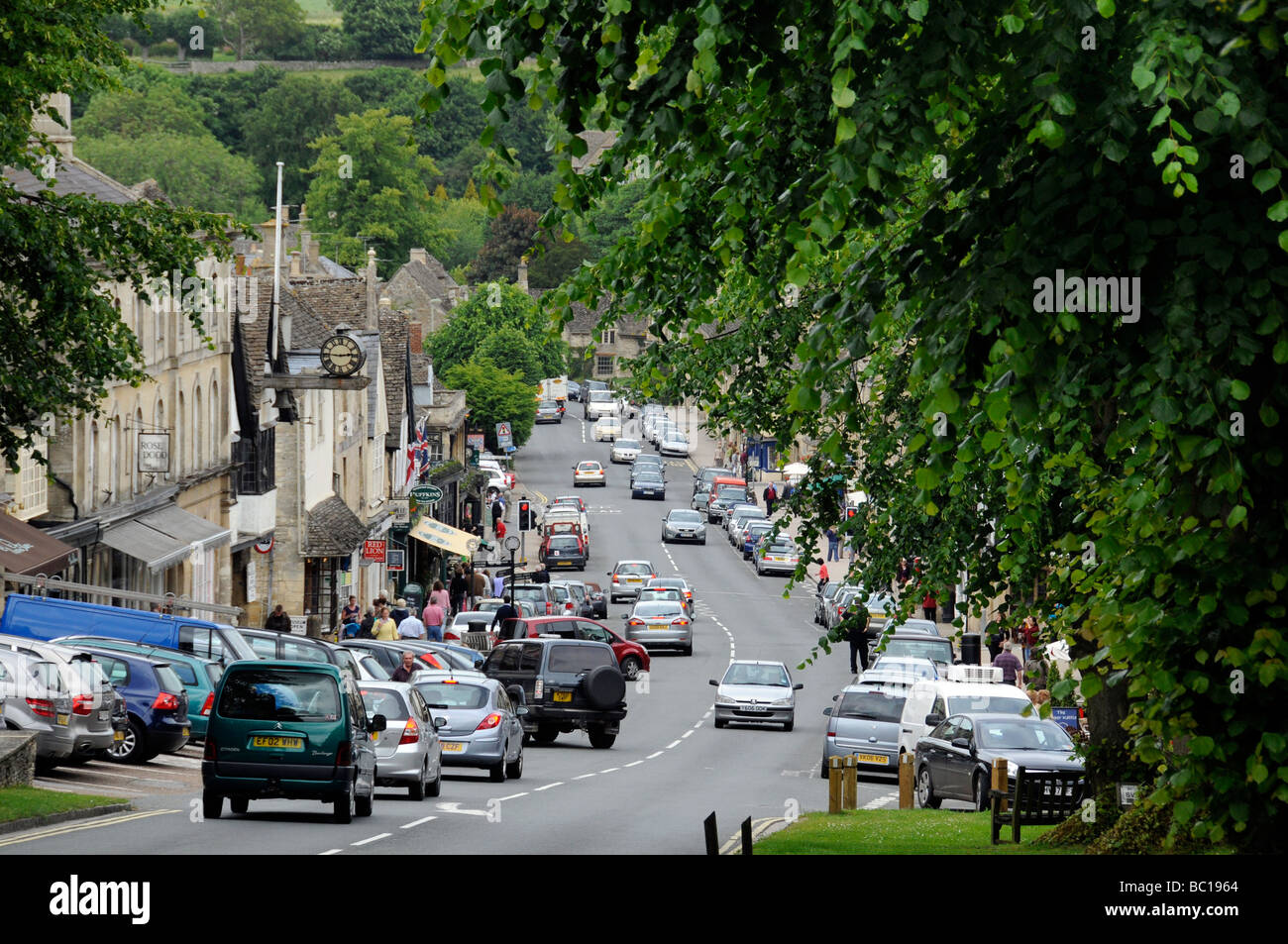Cotswold town high street Banque de photographies et d’images à haute ...