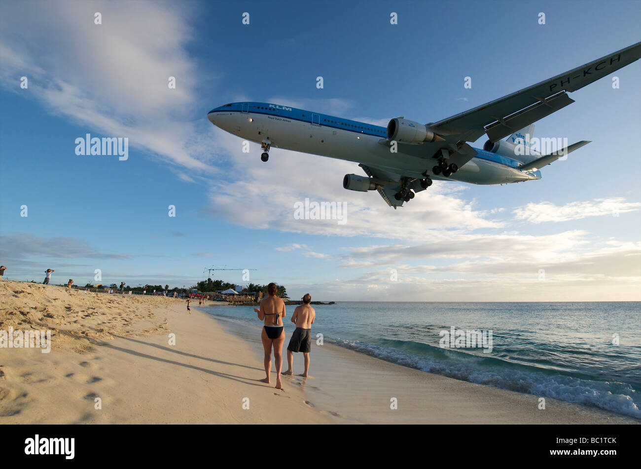Avion volant bas au dessus de la plage Banque de photographies et d ...
