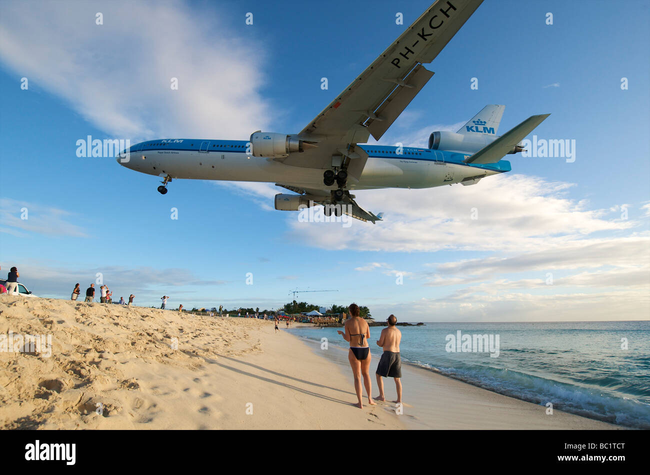 Avion volant bas au dessus de la plage Banque de photographies et d ...