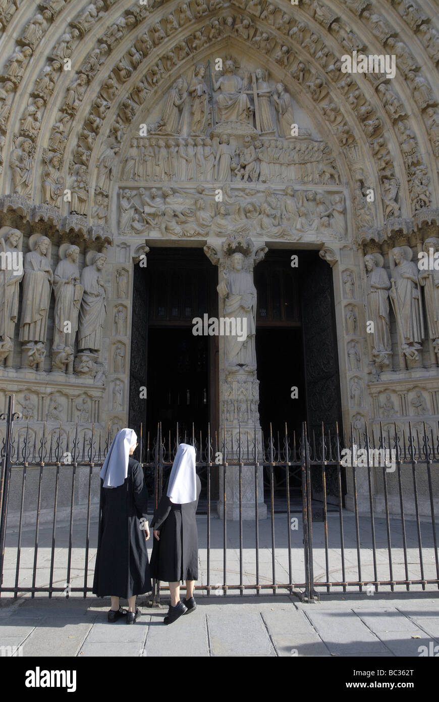 Paris nuns Banque de photographies et d’images à haute résolution - Alamy