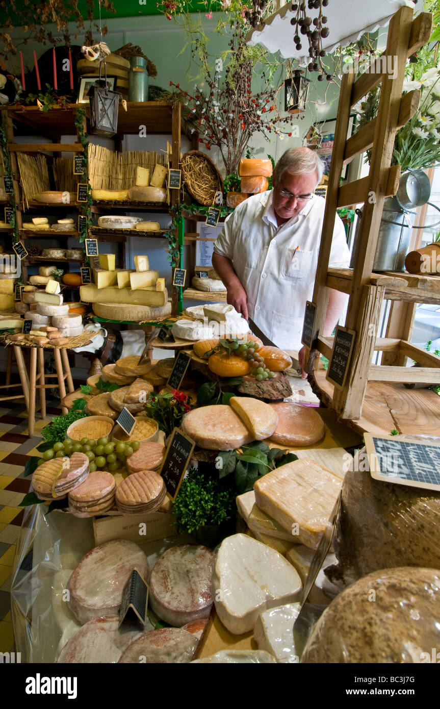 Affichage de la fromagerie française Banque de photographies et d ...